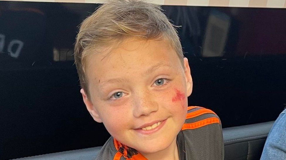 Strangers rally to send Chesterfield autistic boy birthday cards - BBC News