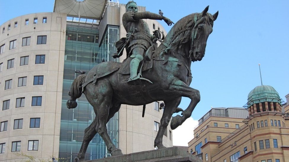 Leeds talking statues voiced by Gemma Whelan and Vic Reeves - BBC News