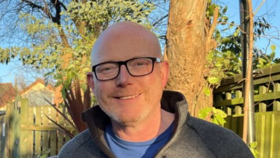 Head teacher wants ban on cars around school reinstated - BBC News