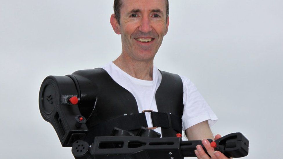 New Year Honours 2018: One-armed pilot from Leeds on list - BBC News