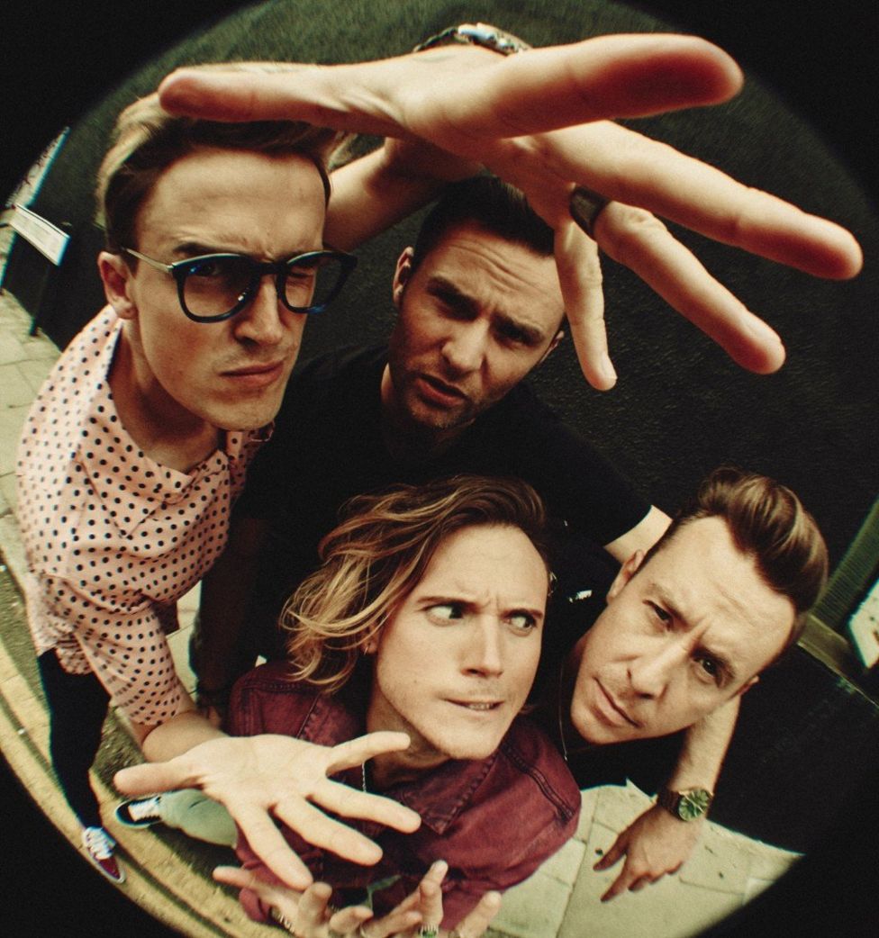 McFly sign first record deal for 10 years - BBC News