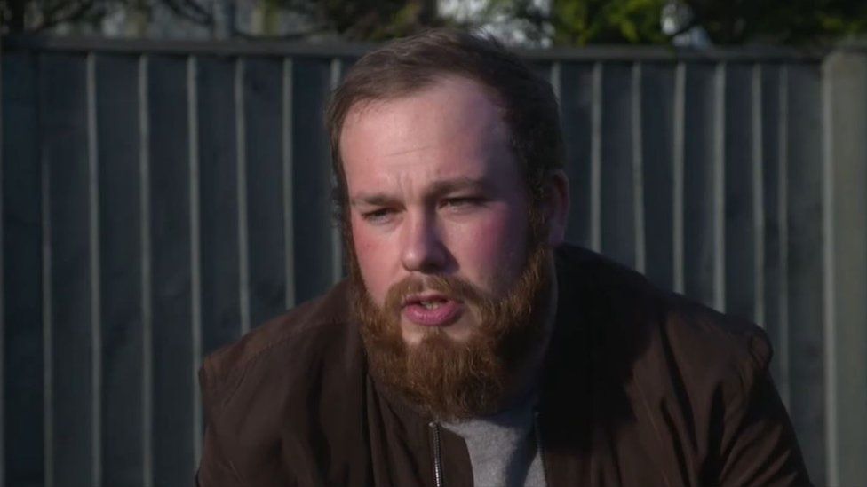 Man with speech aid thanks Yorkshire voice donor volunteers - BBC News