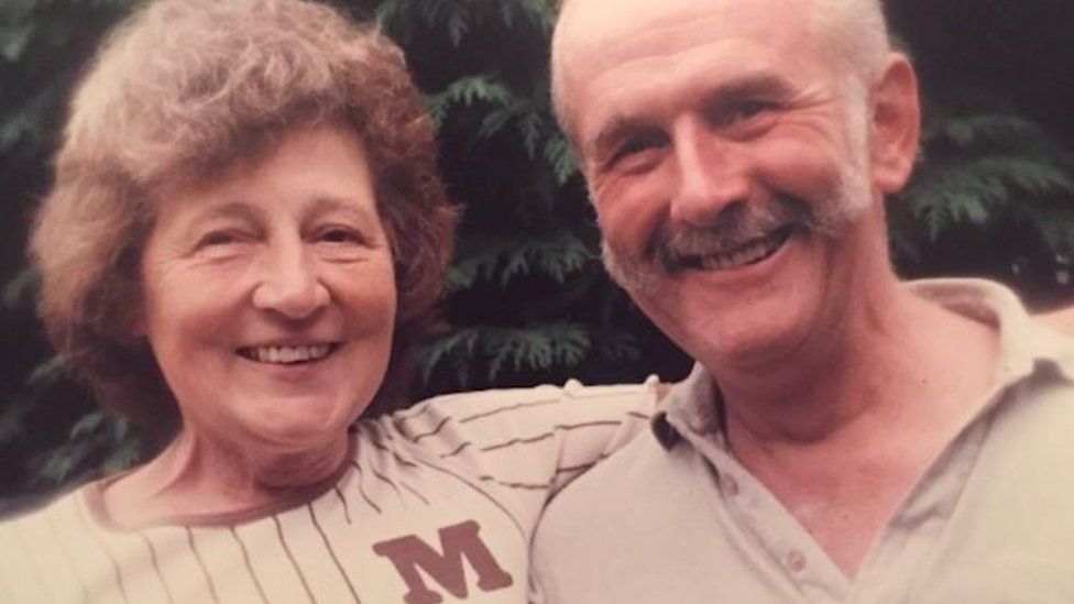 Margaret and Angus Mayer's family raise dementia care concerns - BBC News