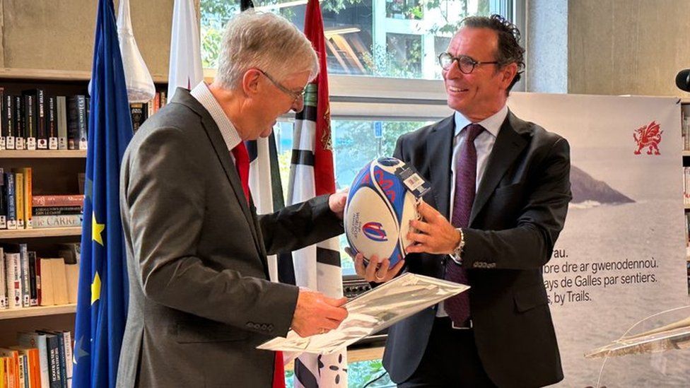 Yr anthem sy'n rhan o'r cwlwm rhwng Cymru a Llydaw - BBC Cymru Fyw