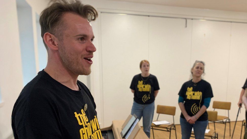 Côr i'r digartref yn gobeithio creu newid yng Nghaerdydd - BBC Cymru Fyw