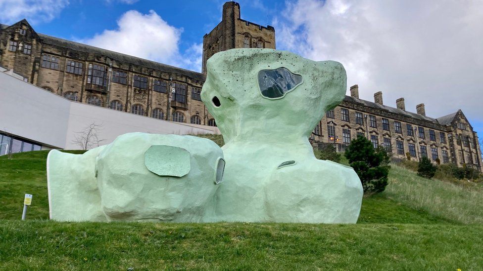 Darn o gelf dadleuol ym Mangor i gael ei symud - BBC Cymru Fyw