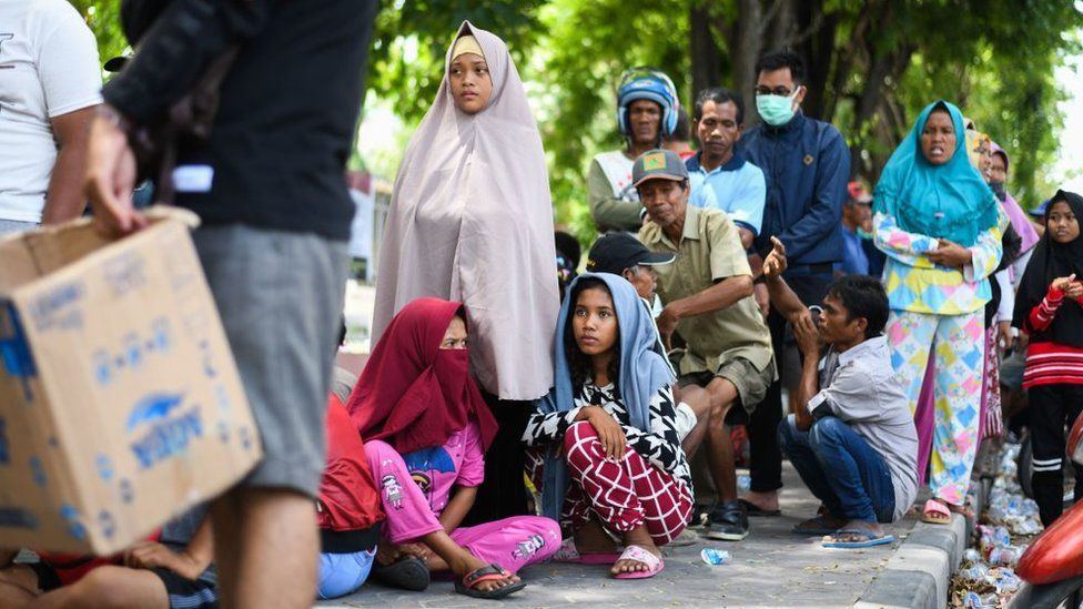 Indonesia earthquake and tsunami: RAF bring in UK aid - BBC Newsround