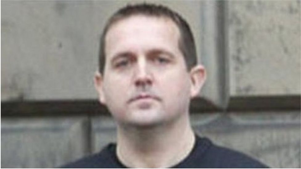 Gangland hit man William Gage in jail smoking challenge - BBC News