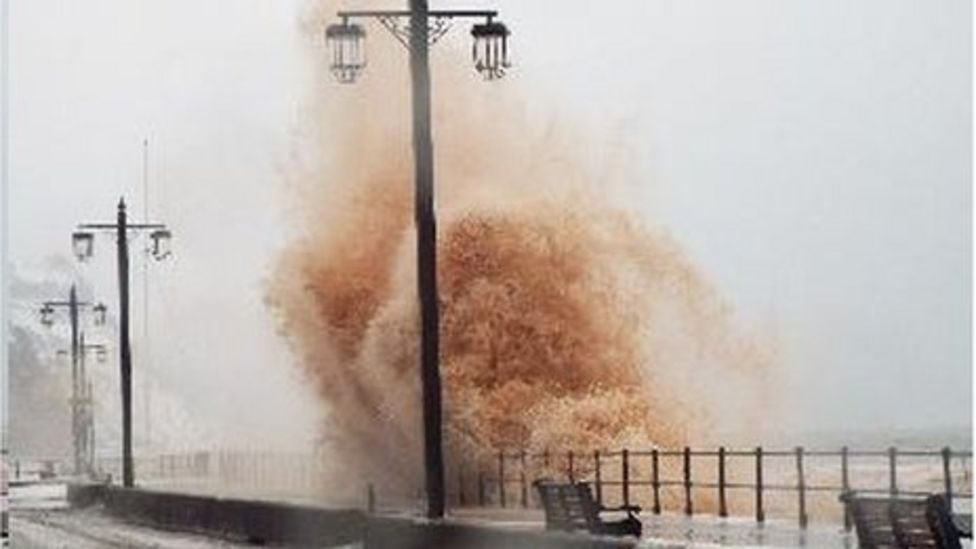 Devon snow: Hundreds stuck on snowy A30 in Okehampton - BBC News