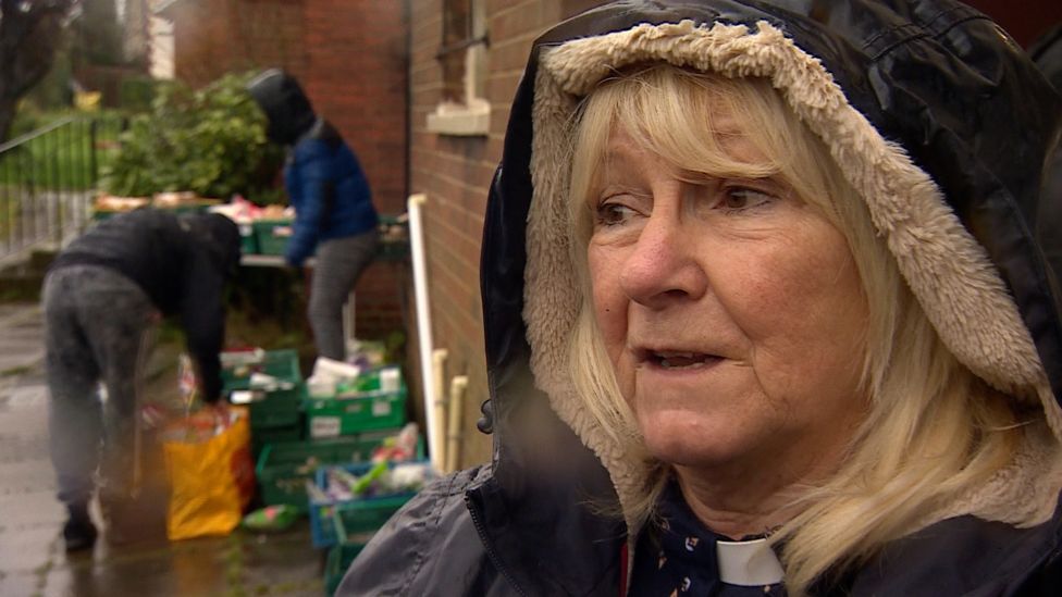 Bradford: A third of city's children 'living in poverty' - BBC News