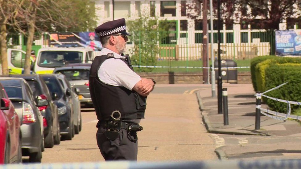 Chingford stabbing: Two teens held on suspicion of murder - BBC News