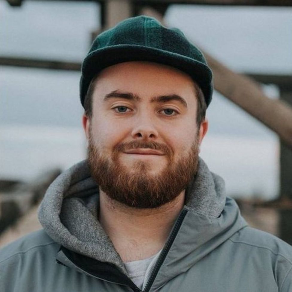 'Aethom yno fel teulu o bedwar, ond nôl yn dri' - BBC Cymru Fyw