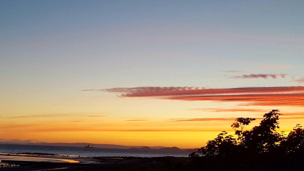 Your pictures: Stunning summer sunset swathes Scotland - BBC News