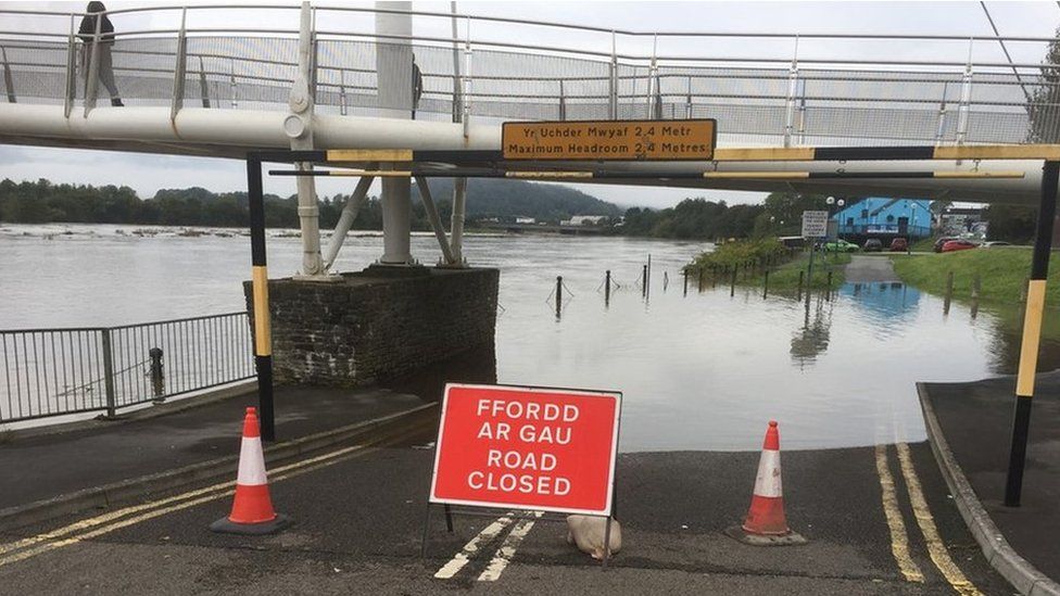 Weather: Flooding fears as more rain expected across Wales - BBC News