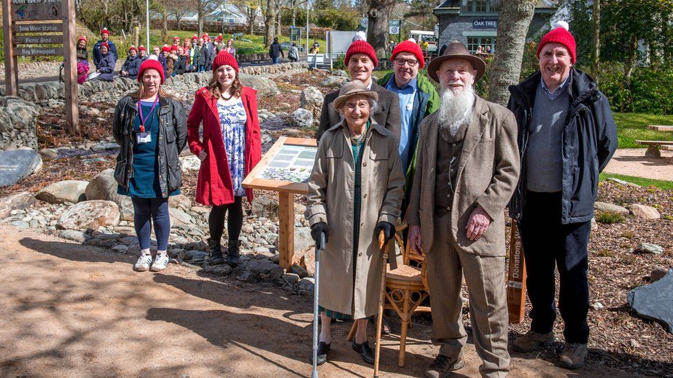 Rhona Weir, widow of broadcaster Tom Weir, dies - BBC News