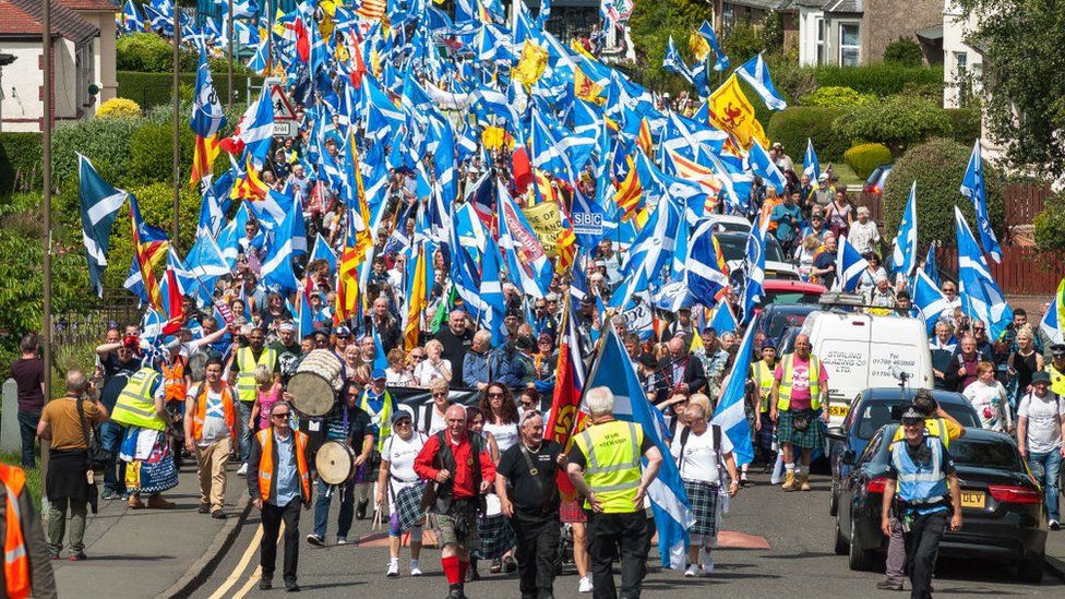 Thousands march in Edinburgh for Scottish independence - BBC News