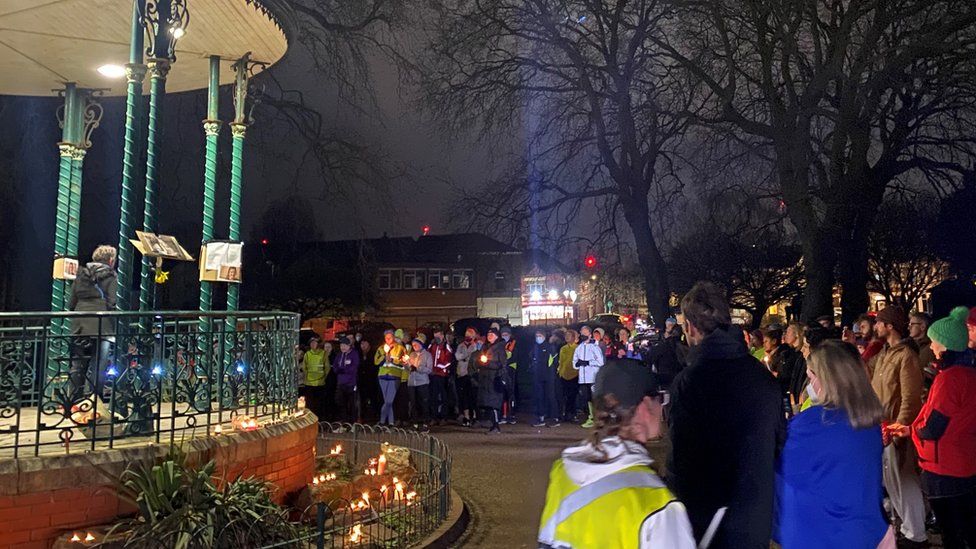 Cannoedd mewn gwylnos i gofio athrawes fu farw - BBC Cymru Fyw