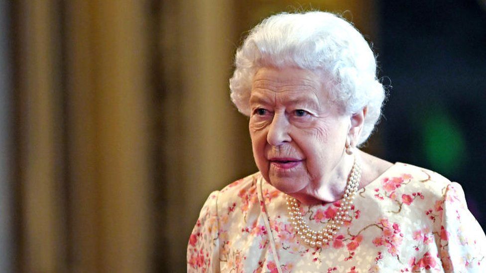 Queen's portrait back on display at Stormont House - BBC News