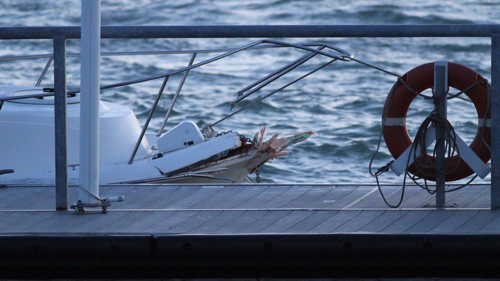 Three arrested after 'violent' boat collision off Cowes - BBC News