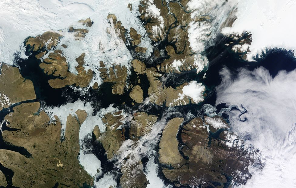 Arctic Ocean shipping routes 'to open for months' - BBC News