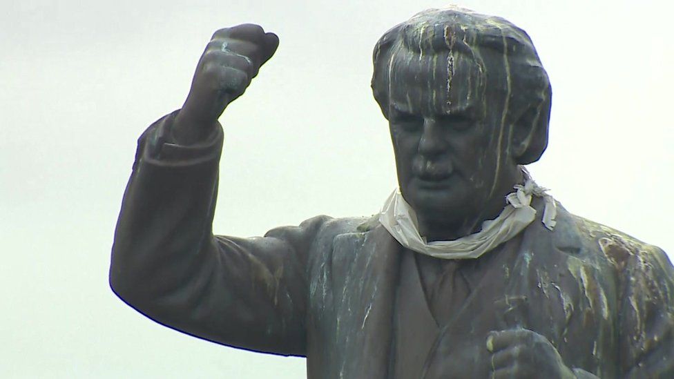 Cyfnod clo byr a llym: Y farn yng Nghaernarfon - BBC Cymru Fyw