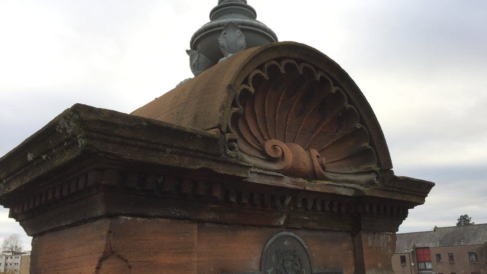 Sandstone carvings tell story of Dumfries - BBC News