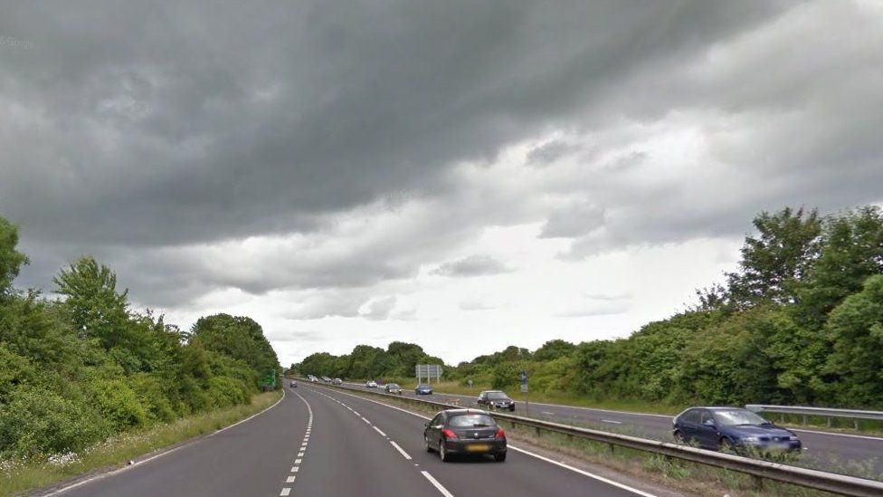 Pedestrian dies in Andover crash - BBC News