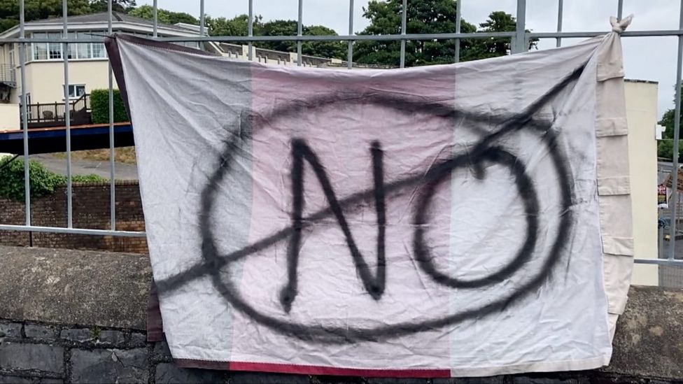 Stradey Park Hotel: Llanelli asylum seeker demo arrests - BBC News