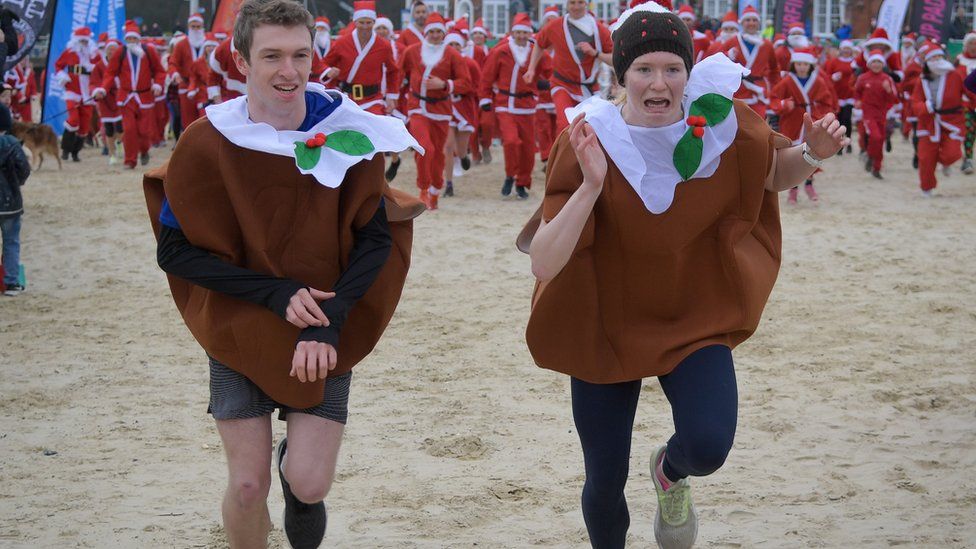In pictures: Hundreds of runners take part in Dorset Christmas events ...