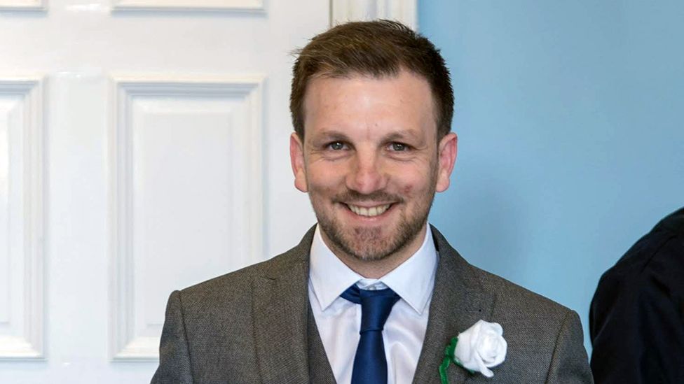 Pum munud gydag Osian Rhys Jones - BBC Cymru Fyw