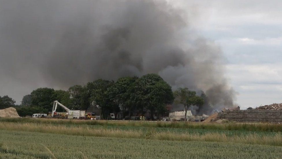 Fire crews tackle large agricultural blaze in Benington - BBC News