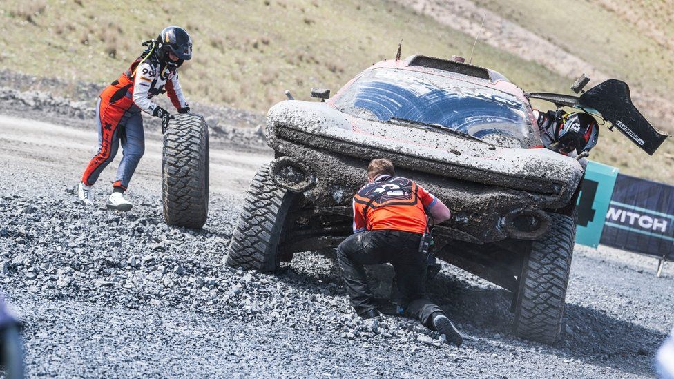 In pictures: Electric rally at old Glenmuckloch coal mine - BBC News