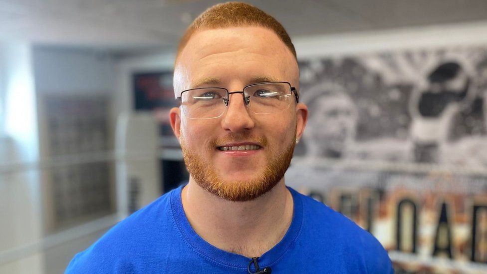 Gender violence: Wales Sound campaign tackles men's behaviour - BBC News