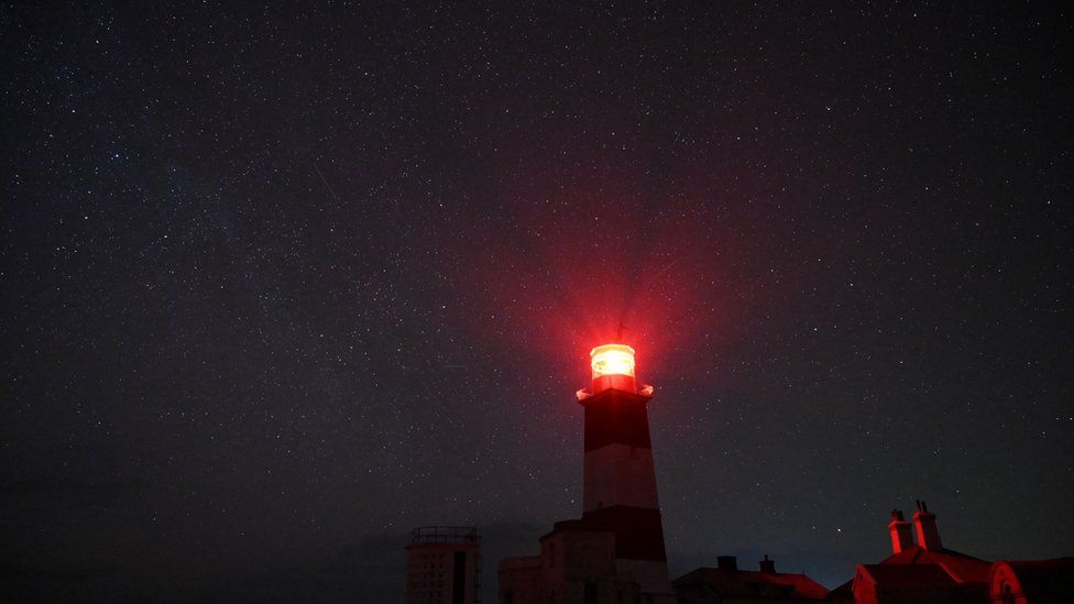 Statws Noddfa Awyr Dywyll yn 'gamp anhygoel' i Ynys Enlli - BBC Cymru Fyw