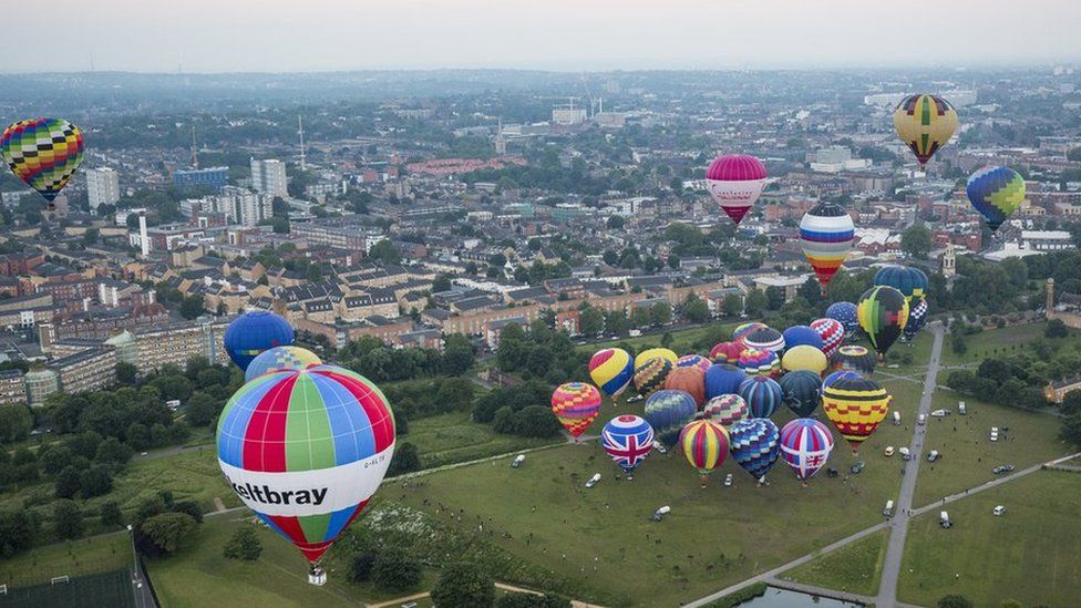 Balloons take to London sky for Lord Mayor's Appeal - BBC News
