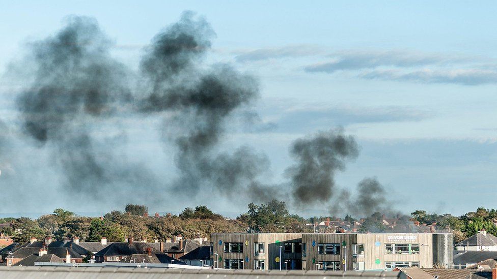 Children held over Blackpool primary school fire - BBC News