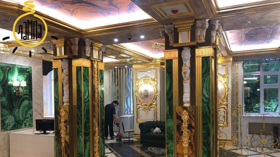 Russian school gets 'Versailles makeover' - BBC News