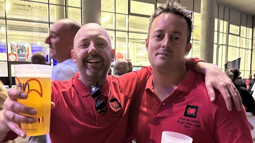 'Rhagorol, anhygoel, rhyfeddol': Cefnogwyr Cymru'n dathlu - BBC Cymru Fyw