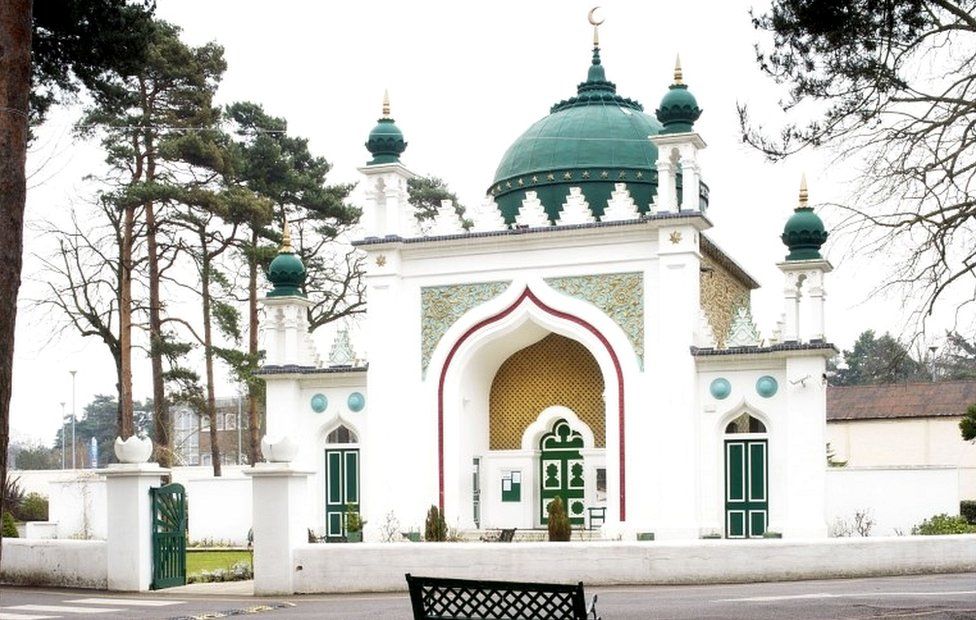 London mosques given protected heritage status - BBC News