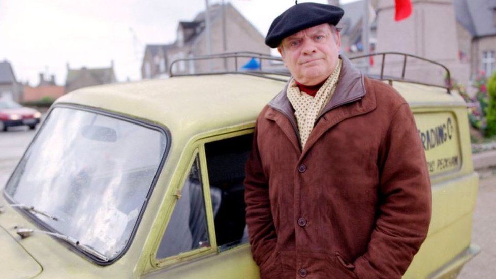 Football agent 'falls flat like Del Boy', bribery trial told - BBC News