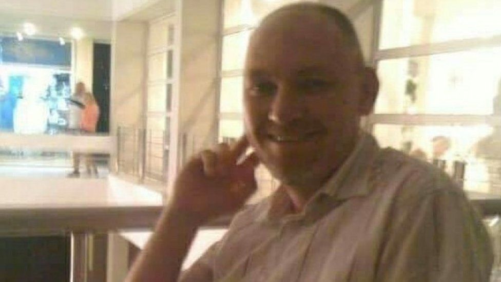 Mark Russell acquitted over death of hotel worker Gordon Smith - BBC News