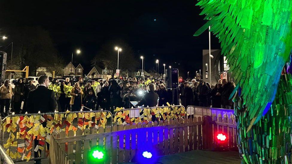 Slough: Vigil held at anti-violent crime Knife Angel sculpture - BBC News