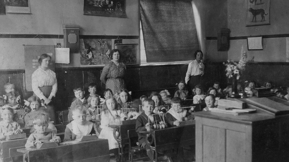 O'r Archif: Cipolwg ar ysgolion Cymru yn y gorffennol - BBC Cymru Fyw