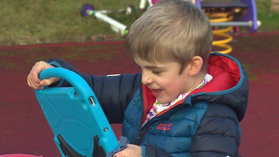 Teuluoedd yn 'dibynnu' ar ofal hosbis am seibiant - BBC Cymru Fyw