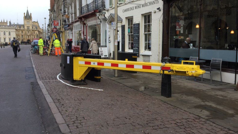 Cambridge King's Parade anti-terror barrier a 'carbuncle' - BBC News