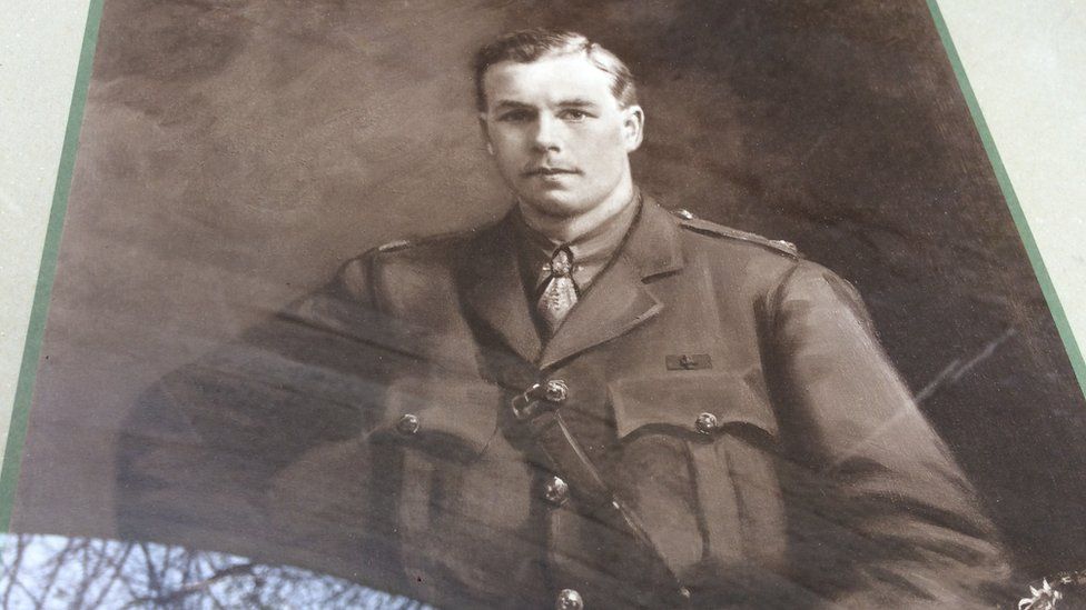 Memorial stone laid to WW1 officer Donald Mackintosh in Glasgow - BBC News