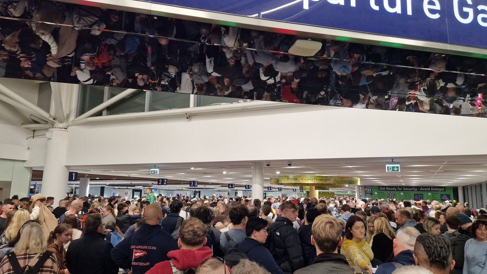 Bristol Airport passengers face 'unacceptable' security queues - BBC News