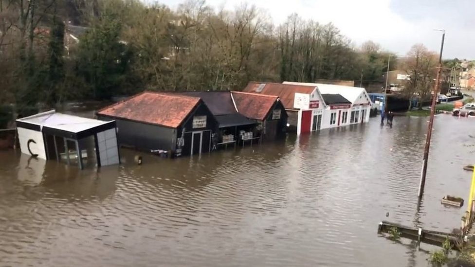 Matlock: Flood defence repairs in town to get under way - BBC News
