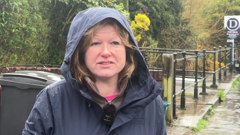 Berkshire villagers play 'poolette' as sewage floods streets - BBC News