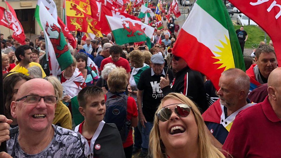 Crowds march on Caernarfon for Welsh independence rally - BBC News